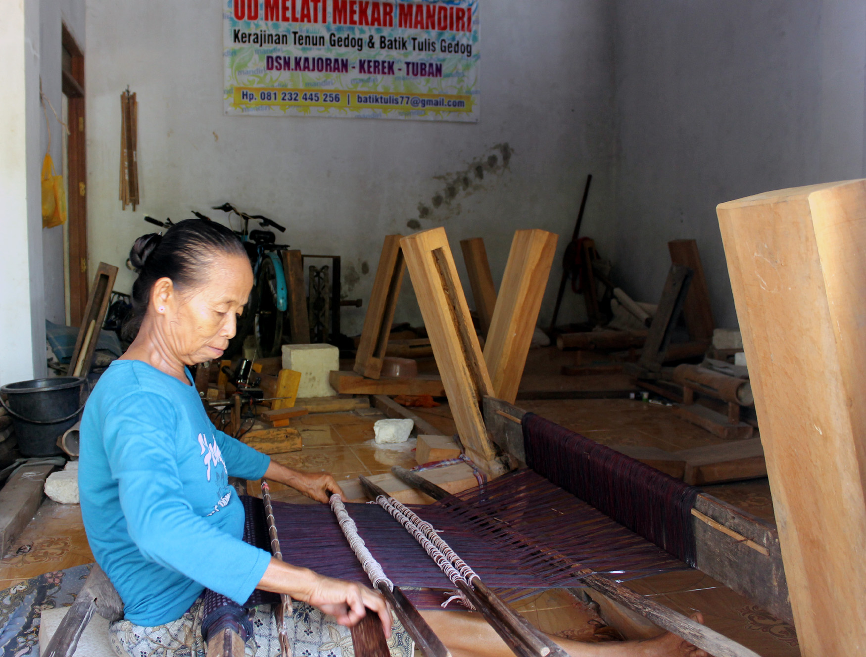Nanik Penjaga Budaya Batik Tenun Gedog