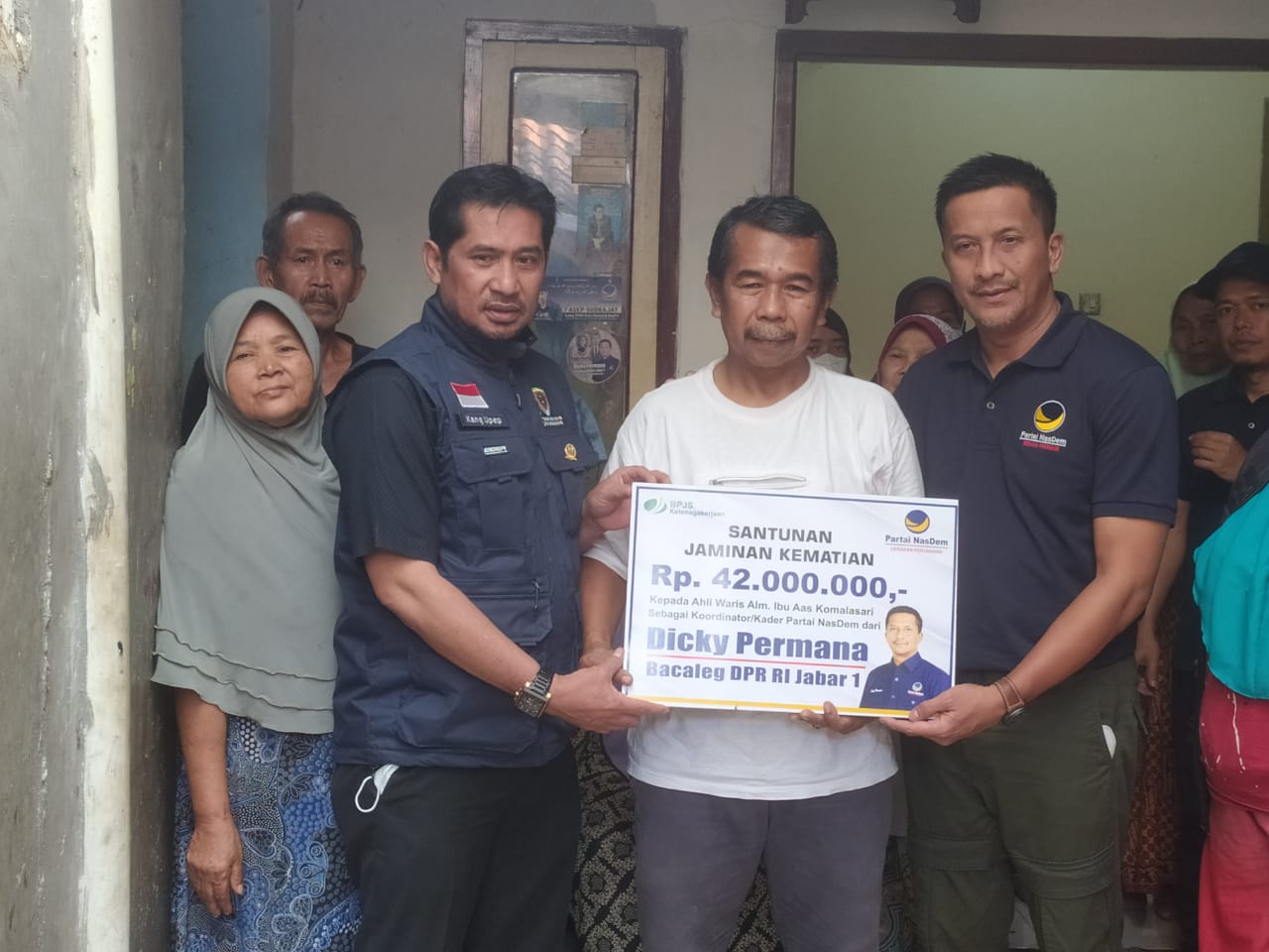 Dicky Permana, Caleg DPR RI dari Partai NasDem Serahkan Santunan untuk Kader dan Relawan