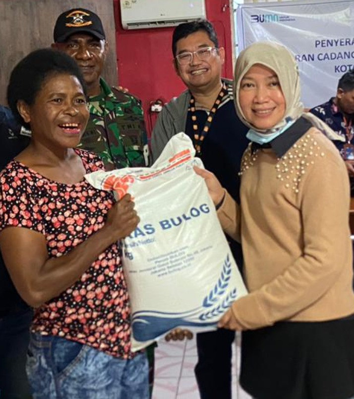 Pantau Penyaluran Bantuan Pangan CBP di Papua, Pos Indonesia Pastikan ...
