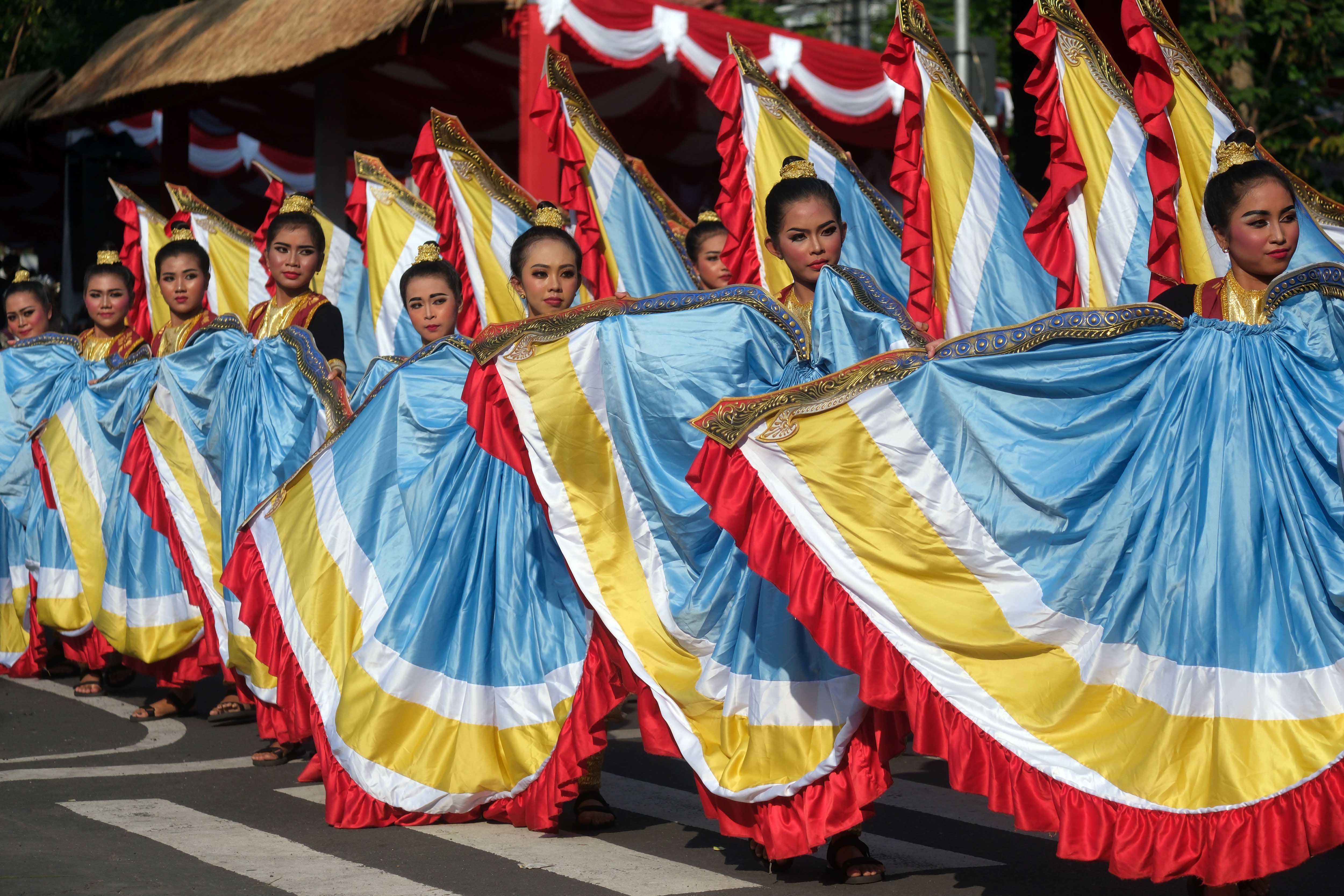 10 Seniman Bali Terima Adi Sewaka Nugraha