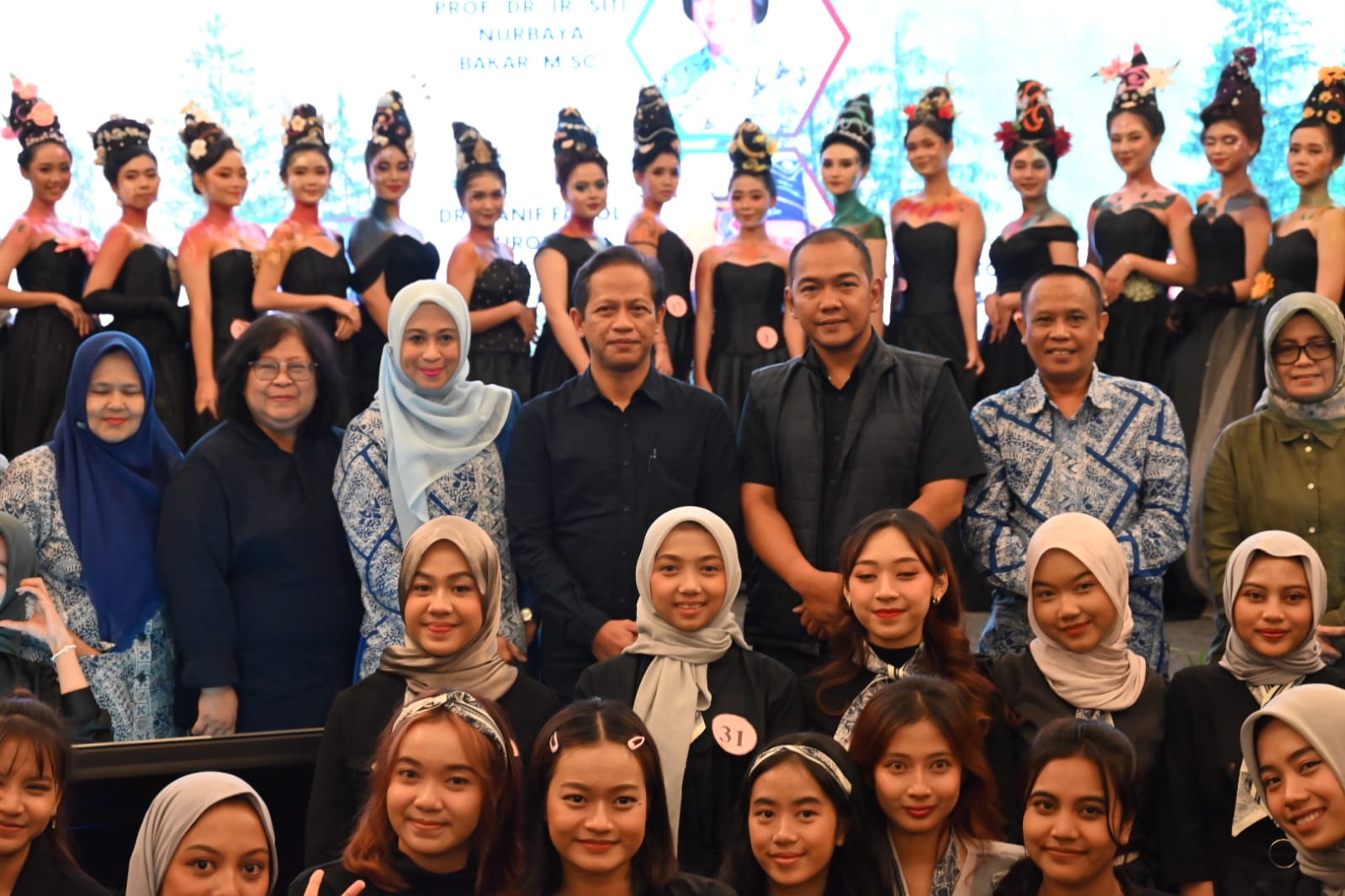 Menteri LHK Ajak Generasi Muda Tanam 25 Pohon Semasa Hidup Menteri LHK Ajak Generasi Muda Tanam 25 Pohon Semasa Hidup