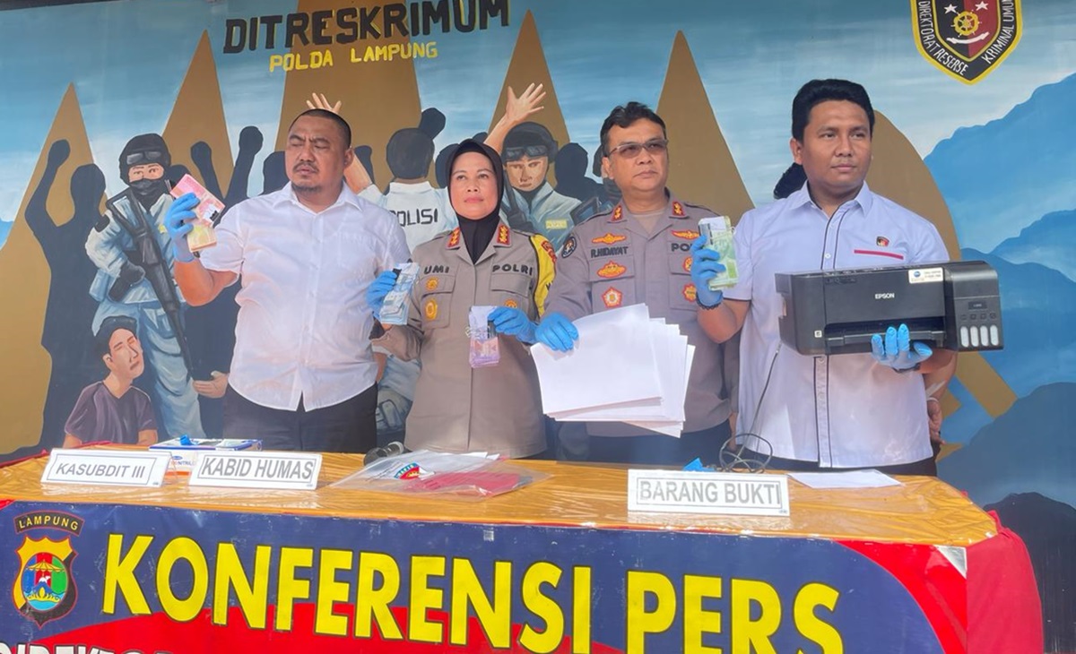Polda Lampung Ungkap Peredaran Uang Palsu Polda Lampung Ungkap Peredaran Uang Palsu