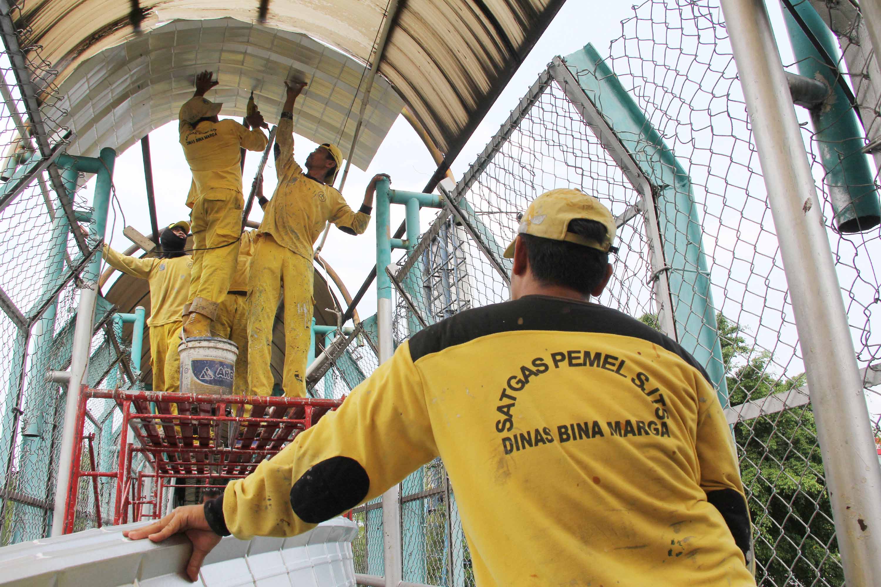 Memperbaiki Atap JPO