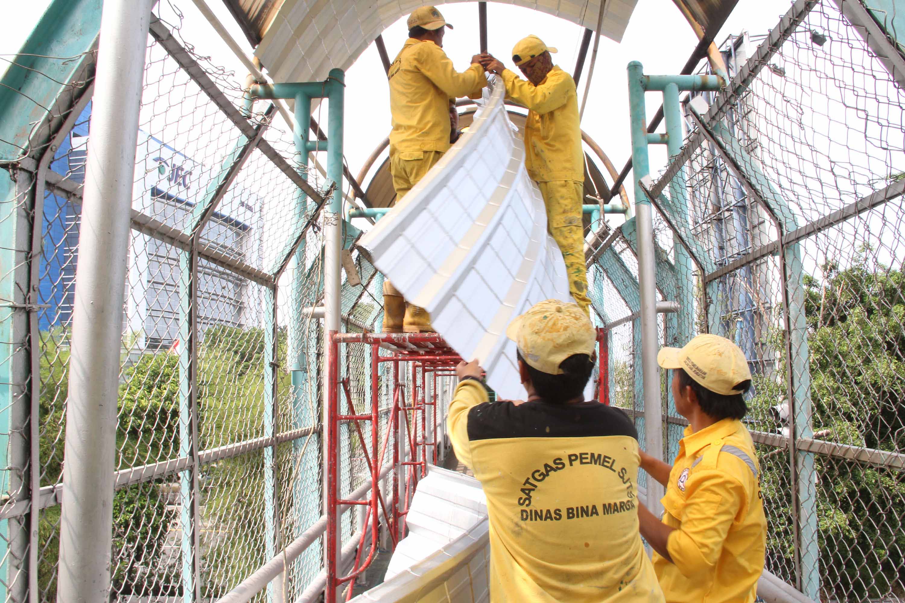 Memperbaiki Atap JPO