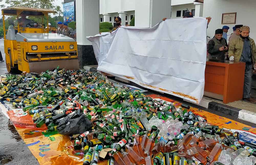 Pemusnahan Ribuan Botol Miras
