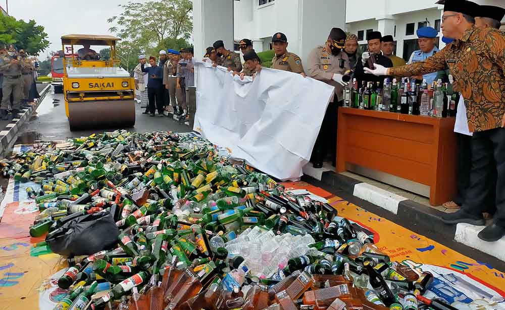 Pemusnahan Ribuan Botol Miras