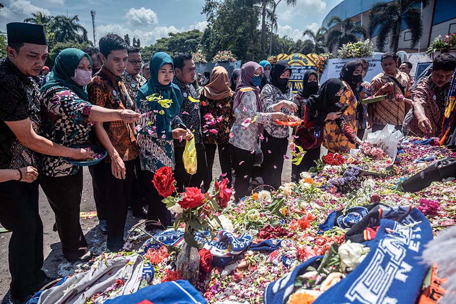 Tabur Bunga dan Doa Bersama untuk Korban Kanjuruhan