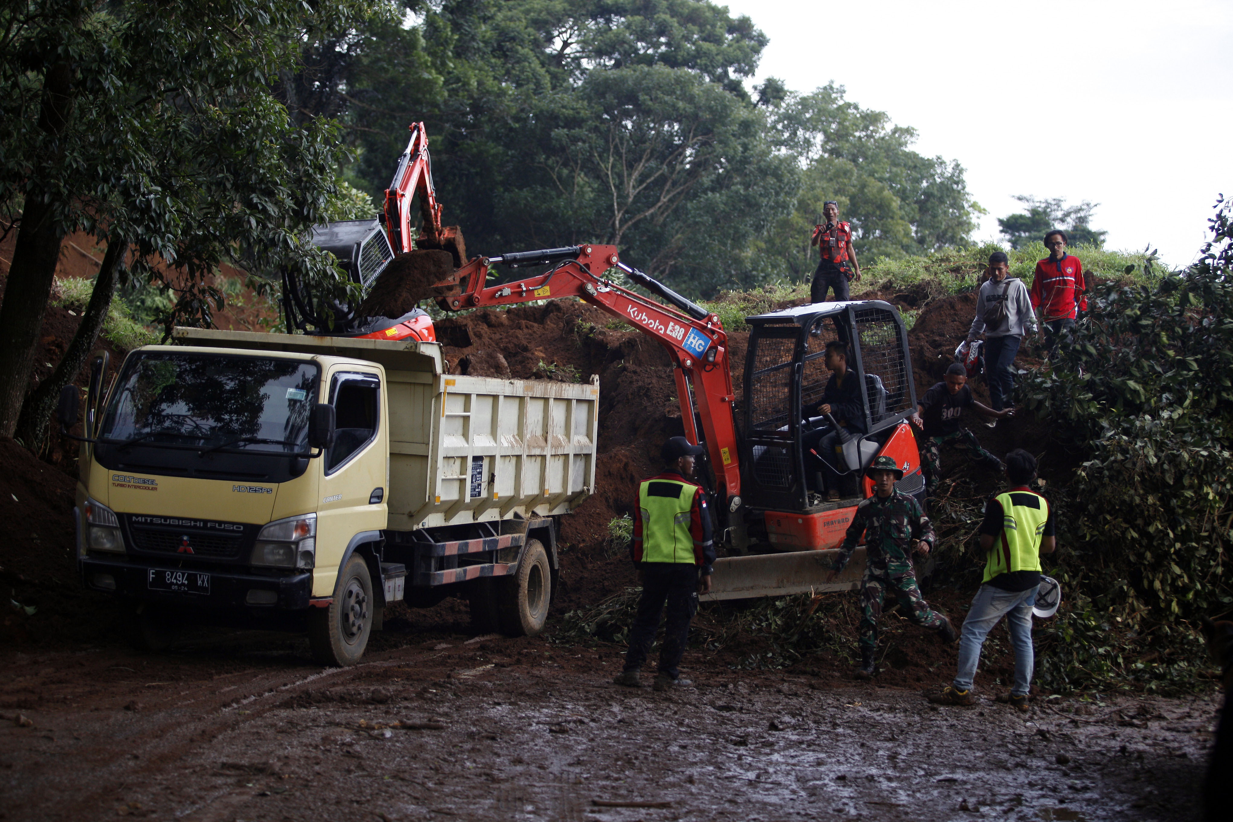 Jalan Tertutup Material Longsor Akibat Gempa di Cianjur