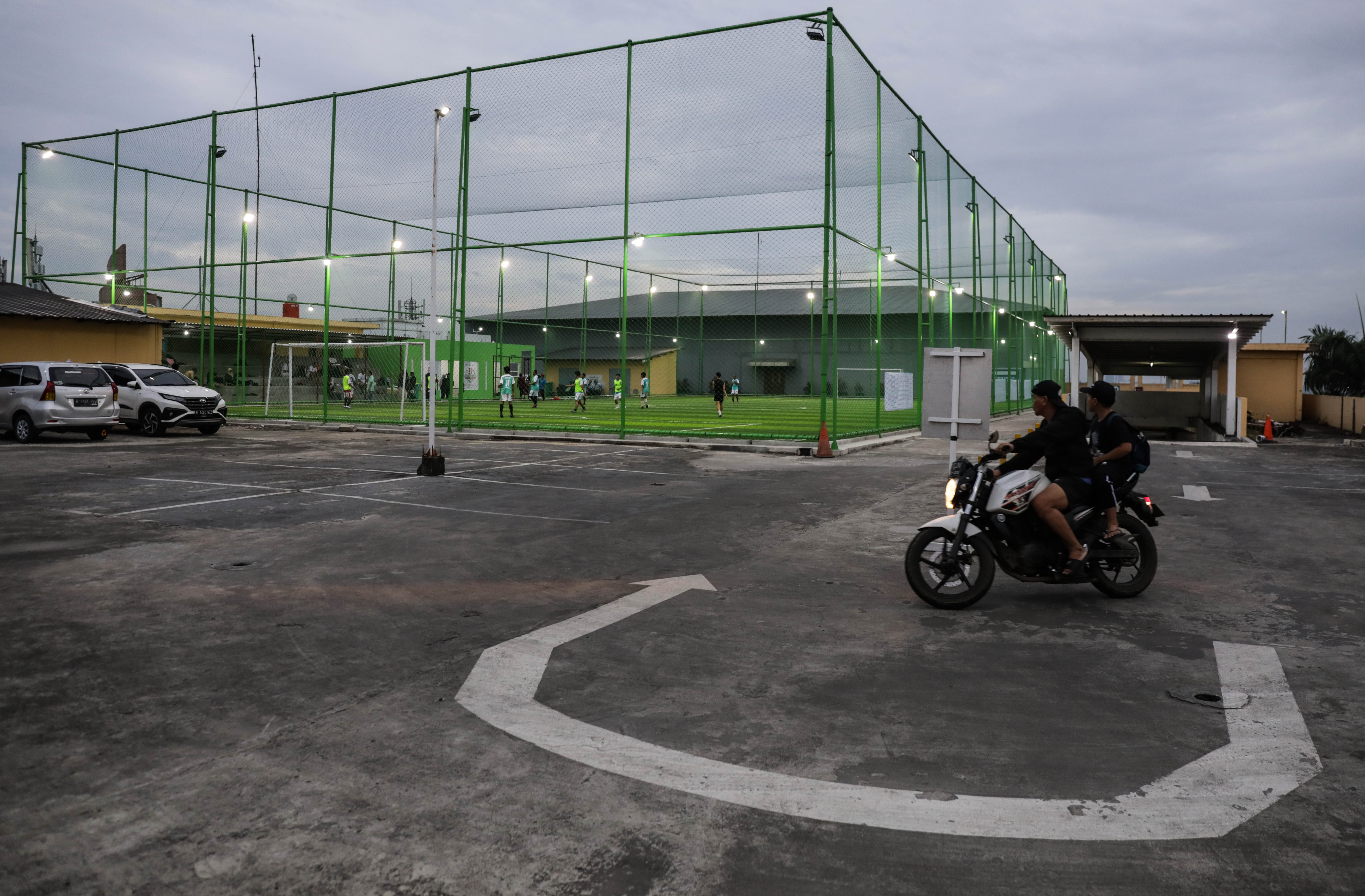 Sensasi Bermain Sepak Bola di Atap Gedung Mall