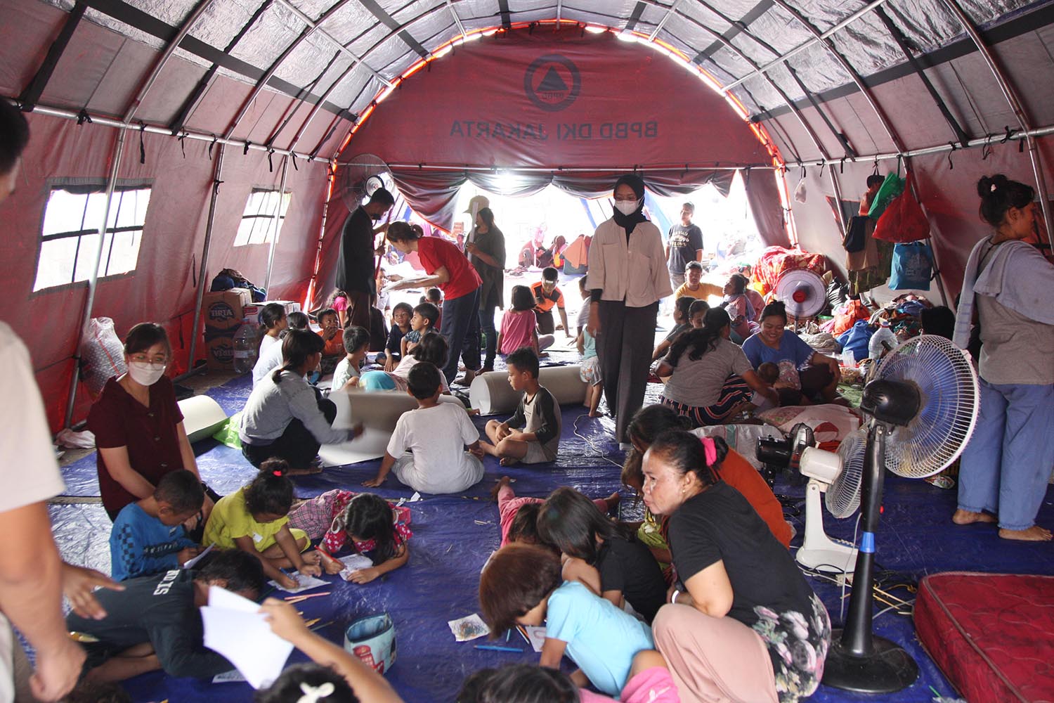 Bertahan di Tenda Pengungsian