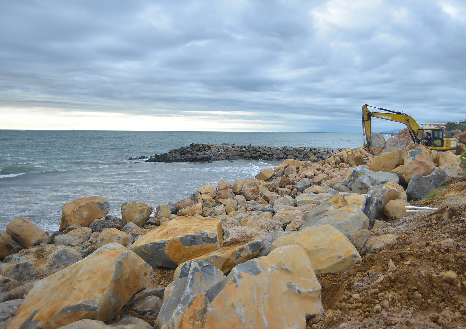 Penanganan Abrasi di Pantai Padang