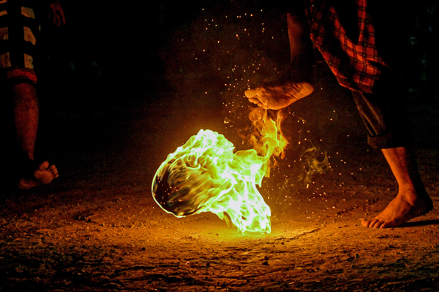 Tradisi Sepak Bola Api