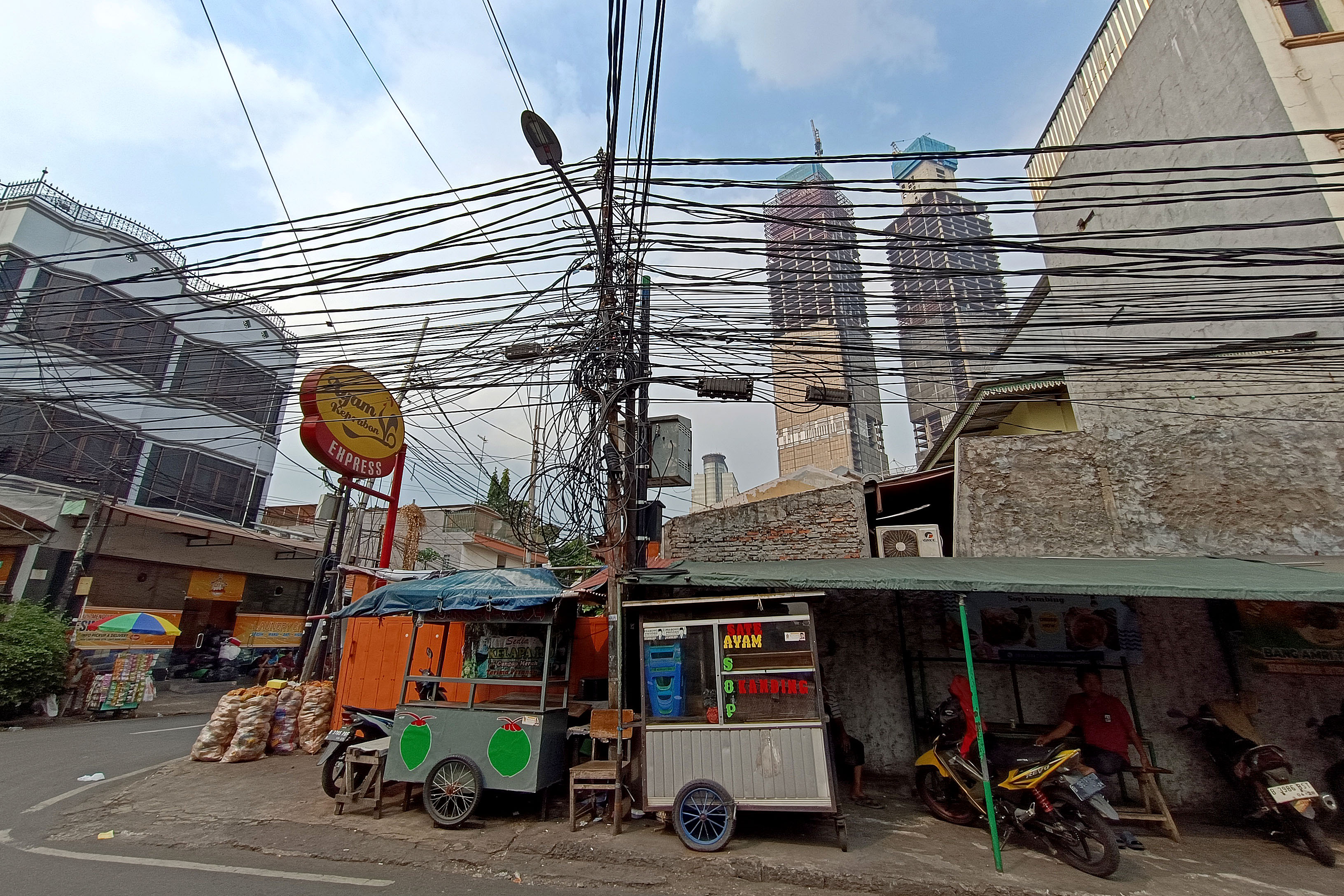 Kabel Udara yang Semrawut