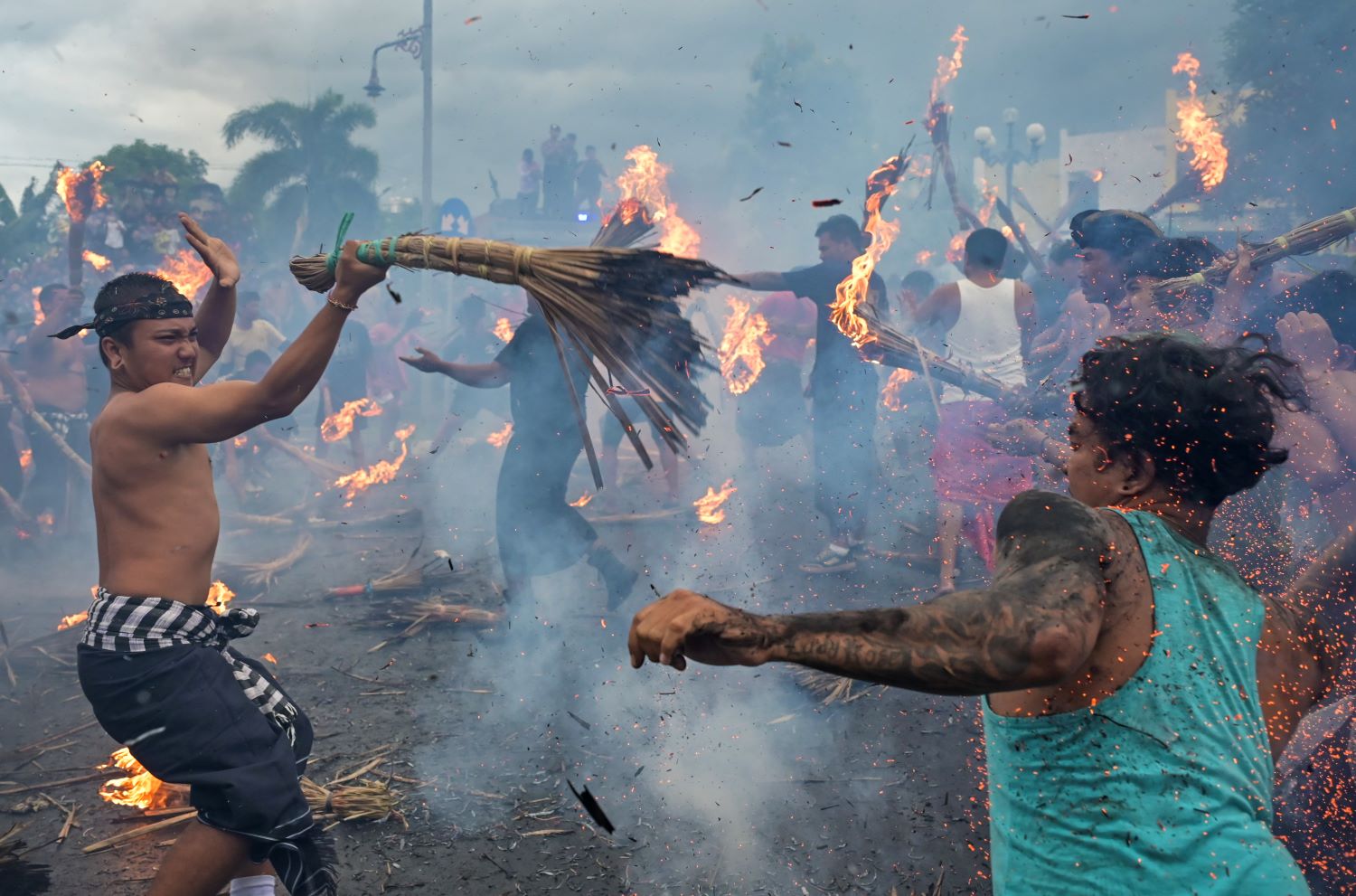 Tradisi Perang Api Jelang Hari Raya Nyepi di Lombok