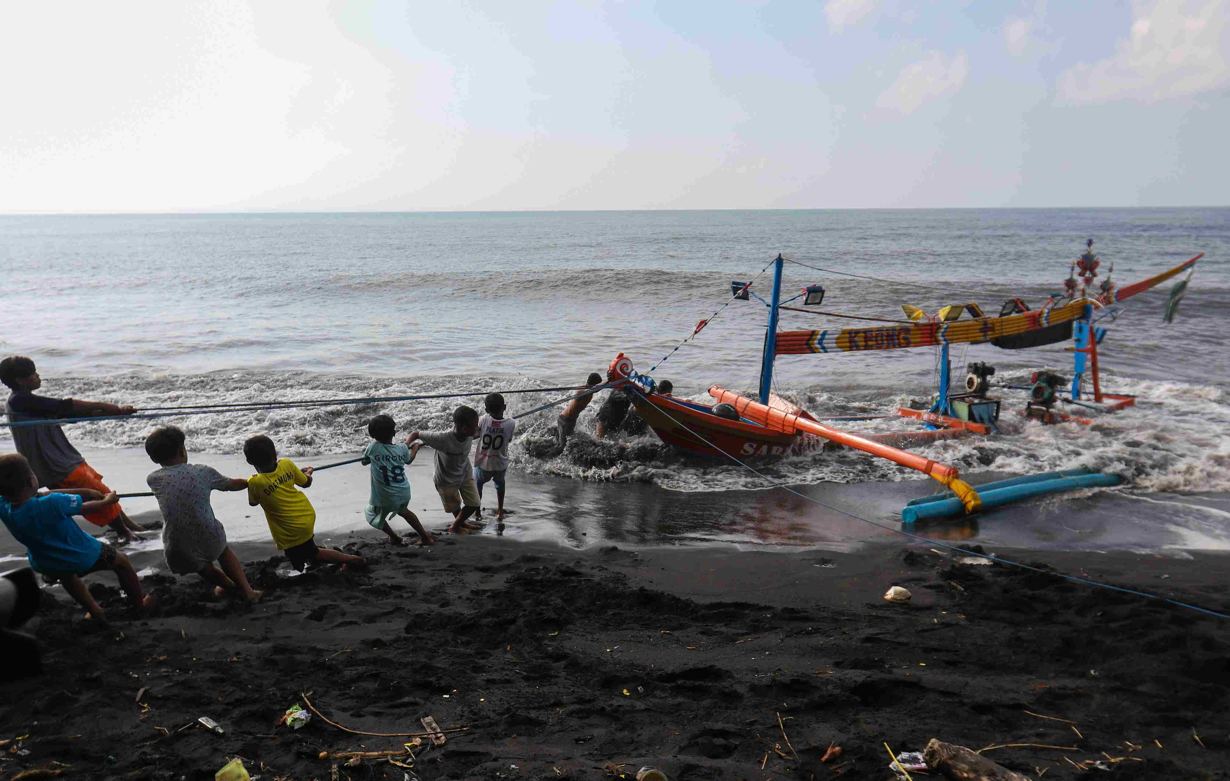 Perahu Karam Terhantam Ombak